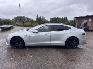 Grey Tesla Model S 2017 in Siauliai, with an engine capacity of 0.00 L and mileage of 260 thousand km for 15150 €, photo 7 on AUTOMOTO.COM.LV
