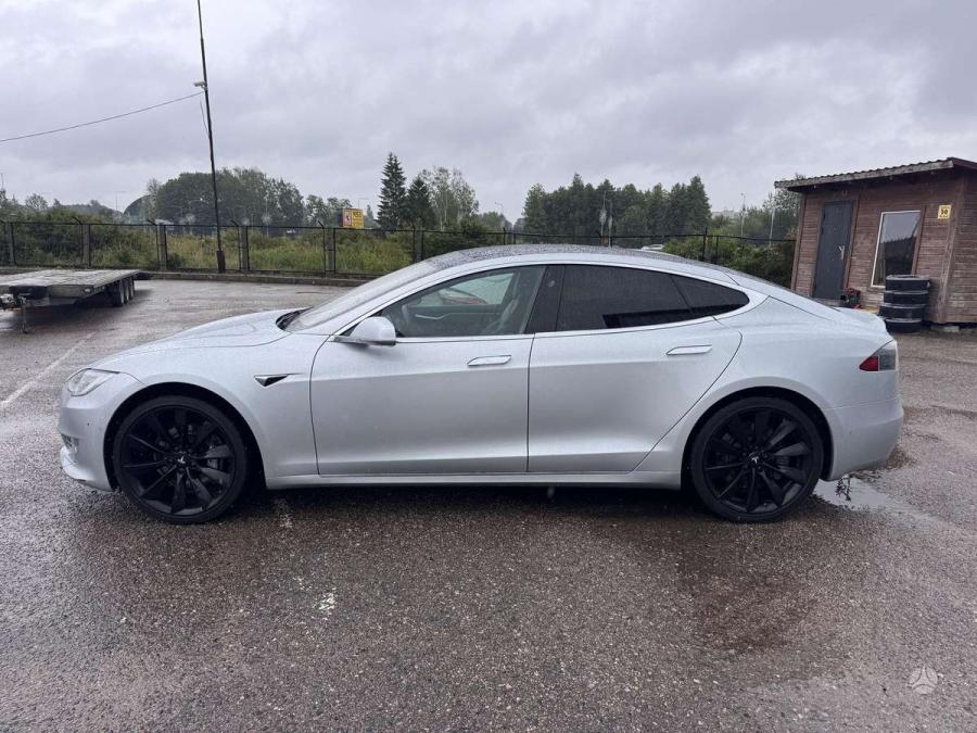 Grey Tesla Model S 2017 in Siauliai, with an engine capacity of 0.00 L and mileage of 260 thousand km for 15150 €, photo 7 on AUTOMOTO.COM.LV