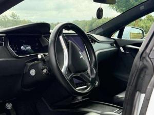 Grey Tesla Model S 2017 in Siauliai, with an engine capacity of 0.00 L and mileage of 260 thousand km for 15150 €, photo 10 on AUTOMOTO.COM.LV