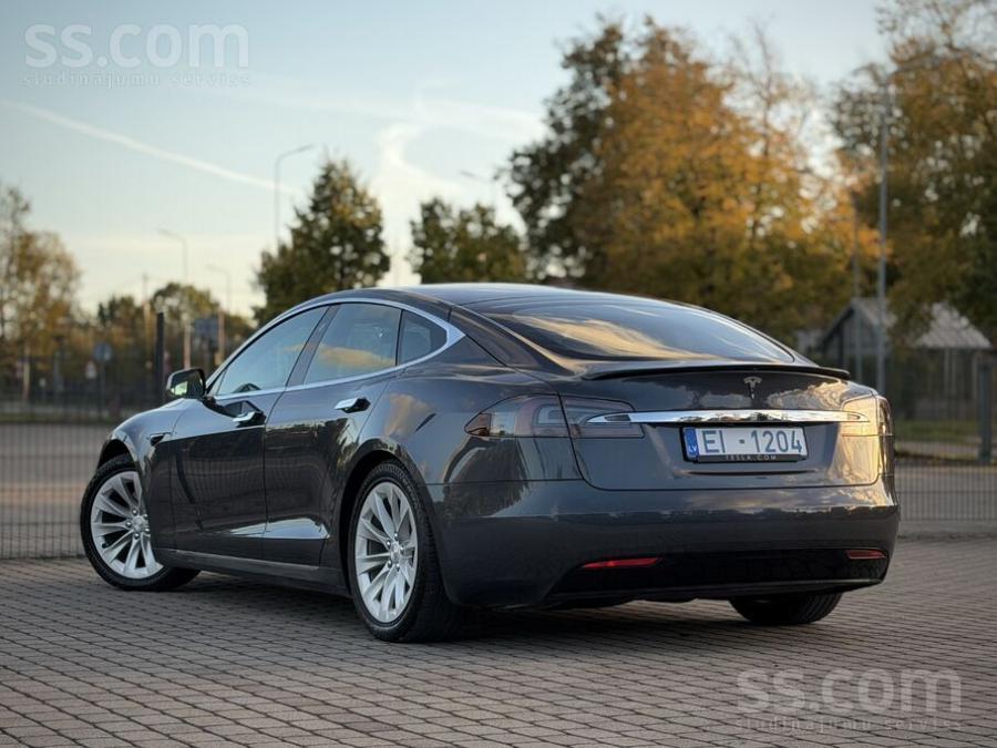 Pelēks Tesla Model S 2017 Jelgava, ar dzinēja tilpumu 0.00 L un nobraukumu 0 tūkst. km par 18900 €, foto 4 vietnē AUTOMOTO.COM.LV