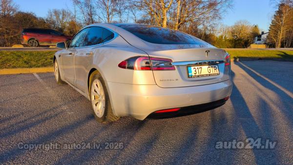 Pelēks Tesla Model S 2018 Tallina, ar dzinēja tilpumu 0.00 L un nobraukumu 151 tūkst. km par 25990 €, foto 4 vietnē AUTOMOTO.COM.LV