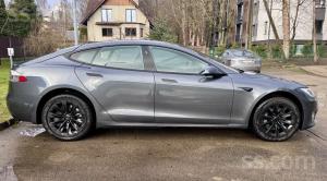 Pelēks Tesla Model S 2018 Rīga, ar dzinēja tilpumu 0.00 L un nobraukumu 265 tūkst. km par 16777 €, foto 3 vietnē AUTOMOTO.COM.LV
