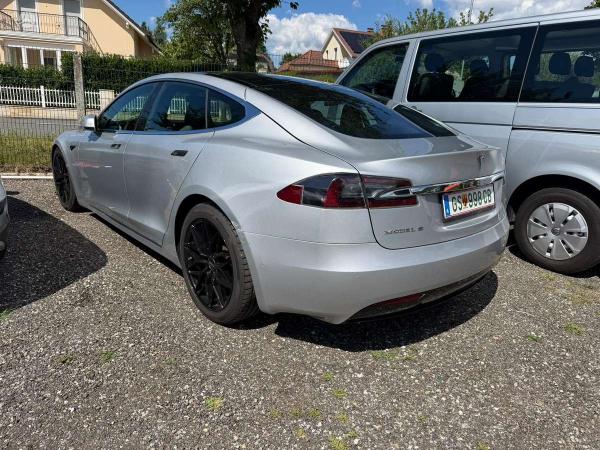 Grey Tesla Model S 2018 in Marijampole, with an engine capacity of 0.00 L and mileage of 300 thousand km for 16950 €, photo 2 on AUTOMOTO.COM.LV