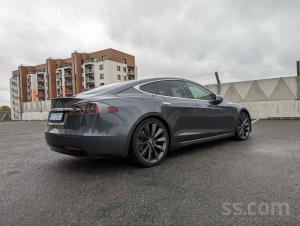 Grey Tesla Model S 2018 in Riga, with an engine capacity of 0.00 L and mileage of 196 thousand km for 17900 €, photo 4 on AUTOMOTO.COM.LV