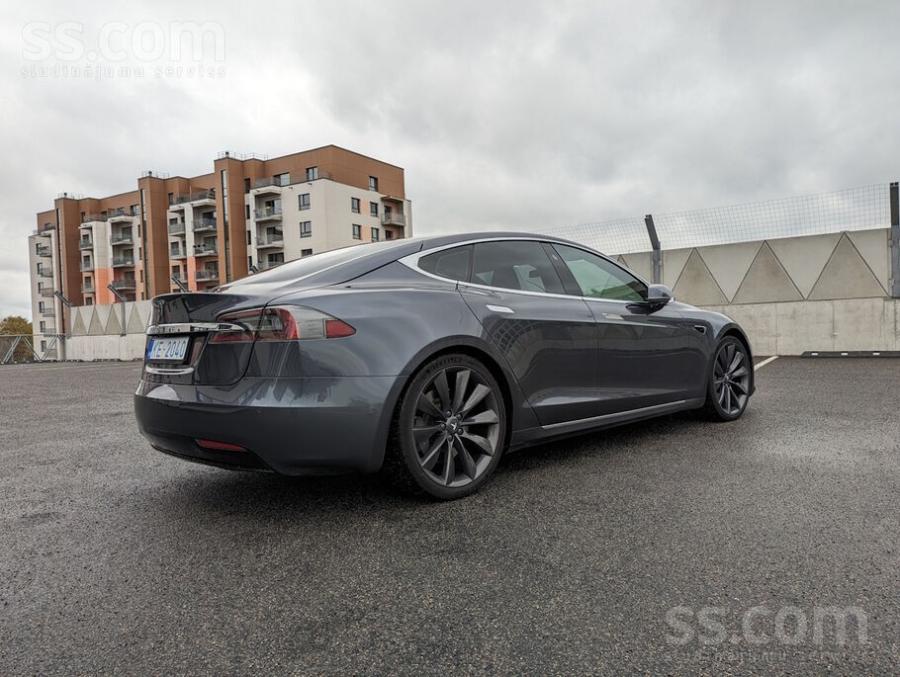 Grey Tesla Model S 2018 in Riga, with an engine capacity of 0.00 L and mileage of 196 thousand km for 17900 €, photo 4 on AUTOMOTO.COM.LV
