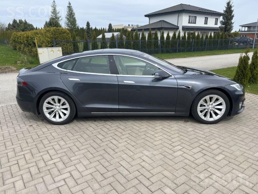 Grey Tesla Model S 2018 in Riga, with an engine capacity of 0.00 L and mileage of 170 thousand km for 19500 €, photo 5 on AUTOMOTO.COM.LV