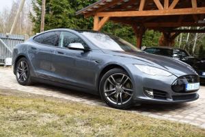 Pelēks Tesla Model S 2013 Jelgava, ar dzinēja tilpumu 0.00 L un nobraukumu 213 tūkst. km par 13300 €, foto  vietnē AUTOMOTO.COM.LV