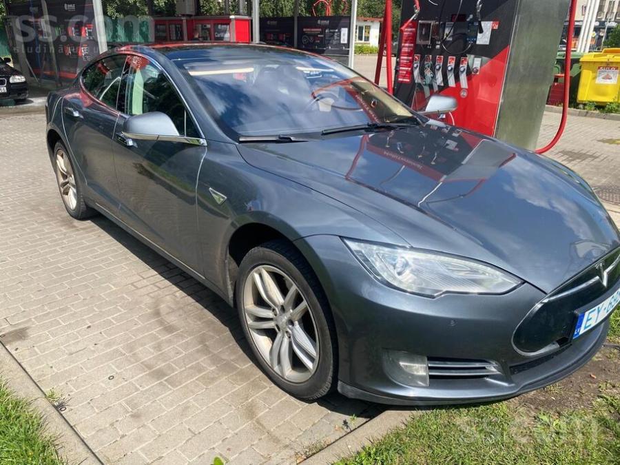 Grey Tesla Model S 2013 in Jurmala, with an engine capacity of 0.00 L and mileage of 275 thousand km for 11900 €, photo 3 on AUTOMOTO.COM.LV