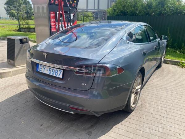 Pelēks Tesla Model S 2013 Jūrmala, ar dzinēja tilpumu 0.00 L un nobraukumu 275 tūkst. km par 11900 €, foto 4 vietnē AUTOMOTO.COM.LV
