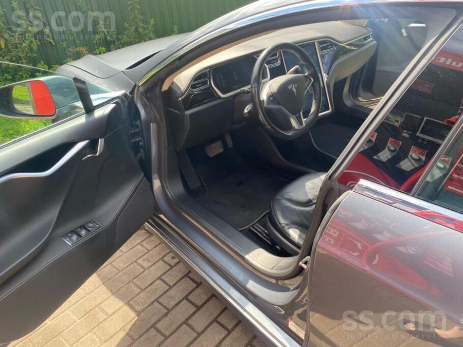 Grey Tesla Model S 2013 in Jurmala, with an engine capacity of 0.00 L and mileage of 275 thousand km for 11900 €, photo 6 on AUTOMOTO.COM.LV