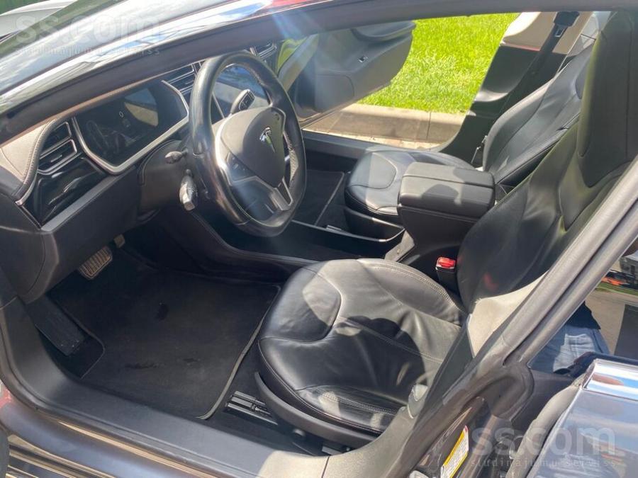 Grey Tesla Model S 2013 in Jurmala, with an engine capacity of 0.00 L and mileage of 275 thousand km for 11900 €, photo 7 on AUTOMOTO.COM.LV
