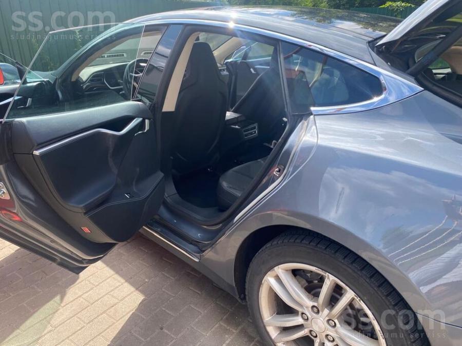 Grey Tesla Model S 2013 in Jurmala, with an engine capacity of 0.00 L and mileage of 275 thousand km for 11900 €, photo 8 on AUTOMOTO.COM.LV