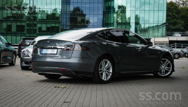 Pelēks Tesla Model S 2013 Rīga, ar dzinēja tilpumu 0.00 L un nobraukumu 170 tūkst. km par 12950 €, foto 6 vietnē AUTOMOTO.COM.LV