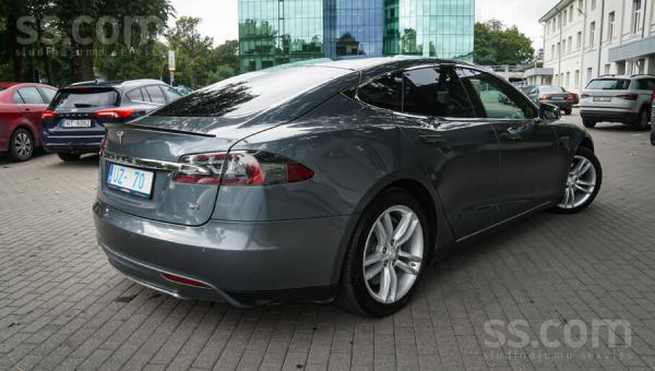 Pelēks Tesla Model S 2013 Rīga, ar dzinēja tilpumu 0.00 L un nobraukumu 170 tūkst. km par 12950 €, foto 7 vietnē AUTOMOTO.COM.LV