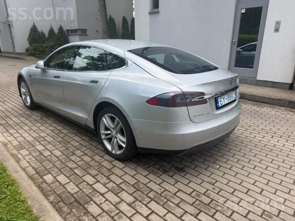 Grey Tesla Model S 2014 in Jurmala, with an engine capacity of 0.00 L and mileage of 205 thousand km for 13999 €, photo 3 on AUTOMOTO.COM.LV