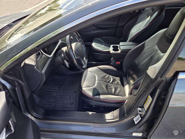 Grey Tesla Model S 2014 in Marijampole, with an engine capacity of 0.00 L and mileage of 204 thousand km for 10950 €, photo 9 on AUTOMOTO.COM.LV