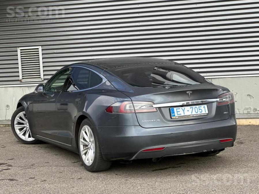 Pelēks Tesla Model S 2015 Rīga, ar dzinēja tilpumu 0.00 L un nobraukumu 288 tūkst. km par 12590 €, foto 4 vietnē AUTOMOTO.COM.LV