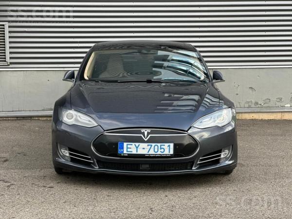 Grey Tesla Model S 2015 in Riga, with an engine capacity of 0.00 L and mileage of 288 thousand km for 12590 €, photo 5 on AUTOMOTO.COM.LV