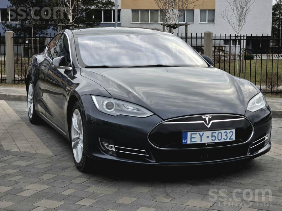 Pelēks Tesla Model S 2015 Jelgava, ar dzinēja tilpumu 0.00 L un nobraukumu 208 tūkst. km par 14500 €, foto 1 vietnē AUTOMOTO.COM.LV