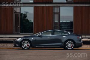 Grey Tesla Model S 2015 in Riga, with an engine capacity of 0.00 L and mileage of 86 thousand km for 18000 €, photo 3 on AUTOMOTO.COM.LV