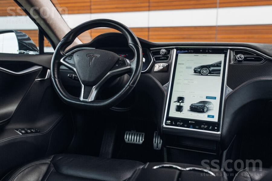 Grey Tesla Model S 2015 in Riga, with an engine capacity of 0.00 L and mileage of 86 thousand km for 18000 €, photo 4 on AUTOMOTO.COM.LV