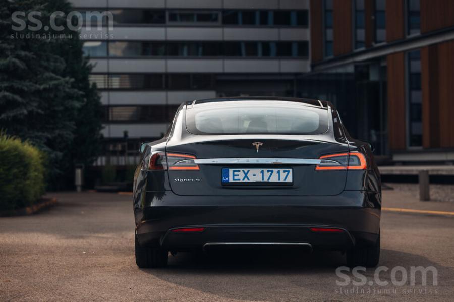 Grey Tesla Model S 2015 in Riga, with an engine capacity of 0.00 L and mileage of 86 thousand km for 18000 €, photo 5 on AUTOMOTO.COM.LV