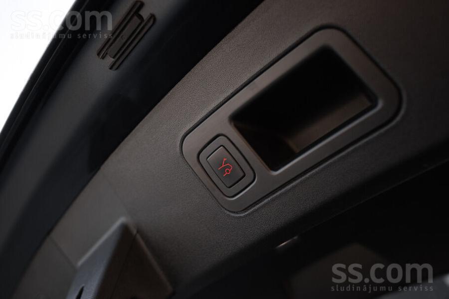 Grey Tesla Model S 2015 in Jelgava, with an engine capacity of 0.00 L and mileage of 180 thousand km for 14750 €, photo 15 on AUTOMOTO.COM.LV