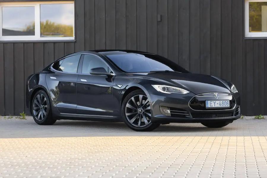Pelēks Tesla Model S 2015 Jelgava, ar dzinēja tilpumu 0.00 L un nobraukumu 180 tūkst. km par 14750 €, foto 3 vietnē AUTOMOTO.COM.LV