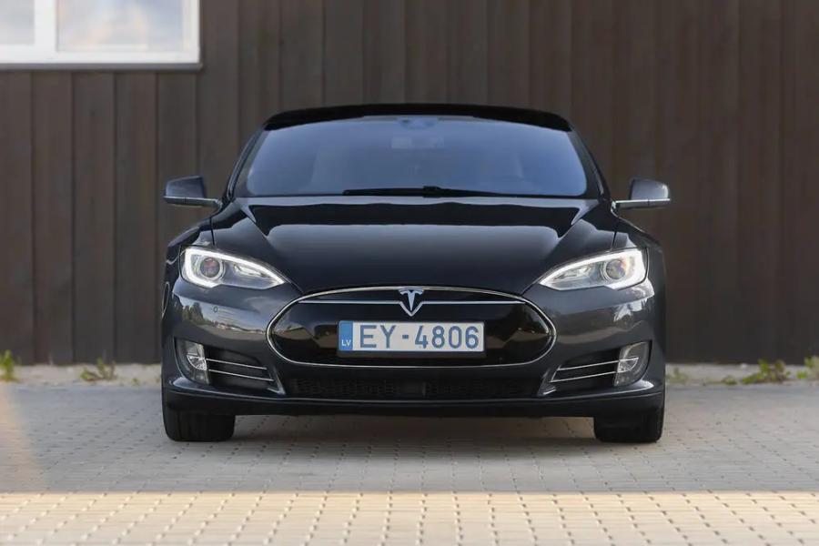 Pelēks Tesla Model S 2015 Jelgava, ar dzinēja tilpumu 0.00 L un nobraukumu 180 tūkst. km par 14750 €, foto 4 vietnē AUTOMOTO.COM.LV
