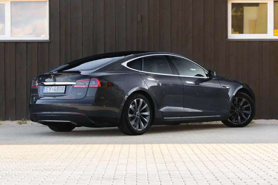 Pelēks Tesla Model S 2015 Jelgava, ar dzinēja tilpumu 0.00 L un nobraukumu 180 tūkst. km par 14750 €, foto 6 vietnē AUTOMOTO.COM.LV