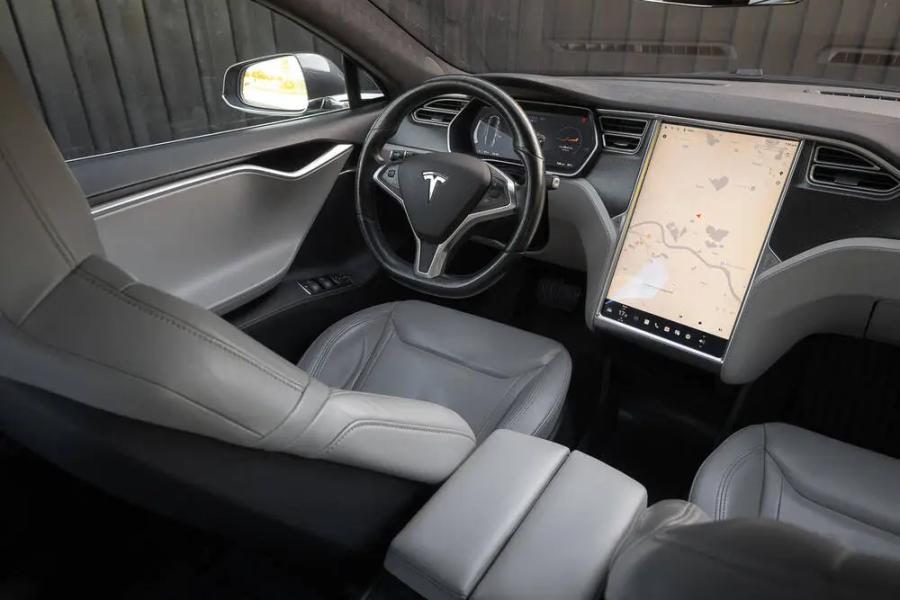 Pelēks Tesla Model S 2015 Jelgava, ar dzinēja tilpumu 0.00 L un nobraukumu 180 tūkst. km par 14750 €, foto 8 vietnē AUTOMOTO.COM.LV