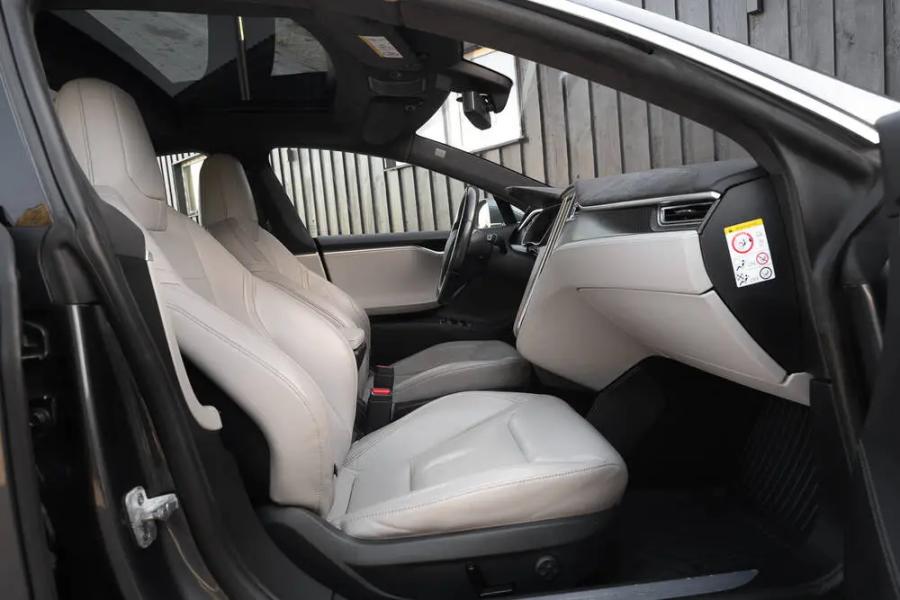 Pelēks Tesla Model S 2015 Jelgava, ar dzinēja tilpumu 0.00 L un nobraukumu 180 tūkst. km par 14750 €, foto 9 vietnē AUTOMOTO.COM.LV