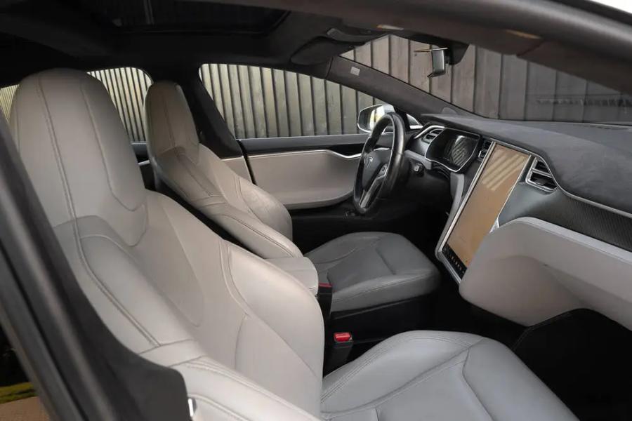 Pelēks Tesla Model S 2015 Jelgava, ar dzinēja tilpumu 0.00 L un nobraukumu 180 tūkst. km par 14750 €, foto 10 vietnē AUTOMOTO.COM.LV