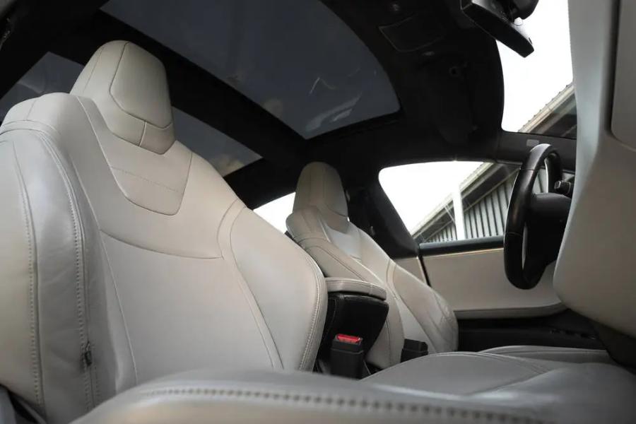 Pelēks Tesla Model S 2015 Jelgava, ar dzinēja tilpumu 0.00 L un nobraukumu 180 tūkst. km par 14750 €, foto 11 vietnē AUTOMOTO.COM.LV