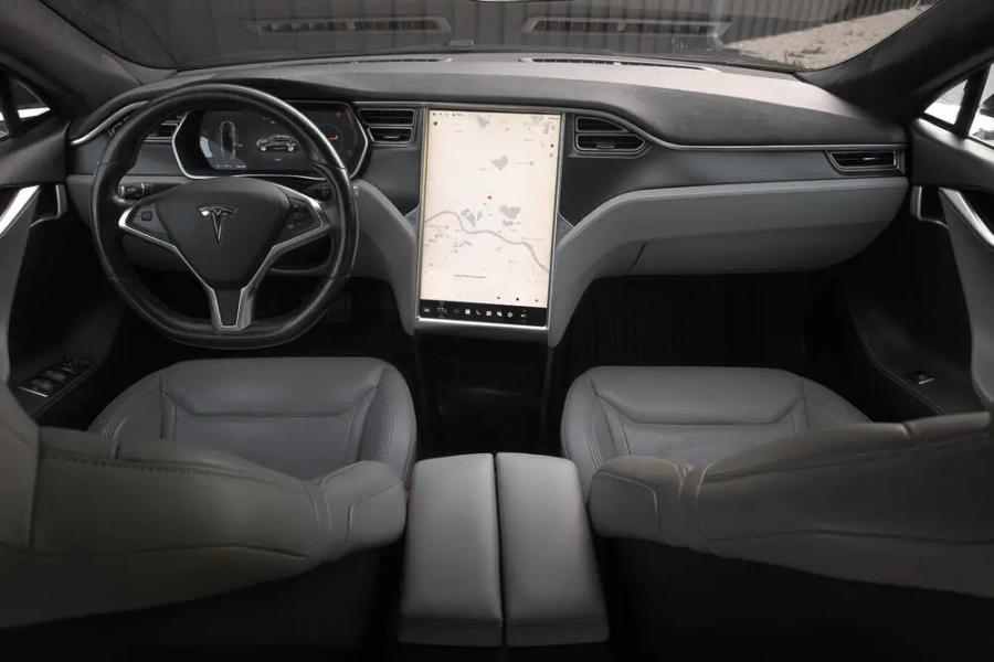 Pelēks Tesla Model S 2015 Jelgava, ar dzinēja tilpumu 0.00 L un nobraukumu 180 tūkst. km par 14750 €, foto 13 vietnē AUTOMOTO.COM.LV