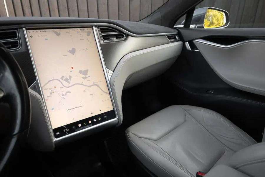 Pelēks Tesla Model S 2015 Jelgava, ar dzinēja tilpumu 0.00 L un nobraukumu 180 tūkst. km par 14750 €, foto 16 vietnē AUTOMOTO.COM.LV