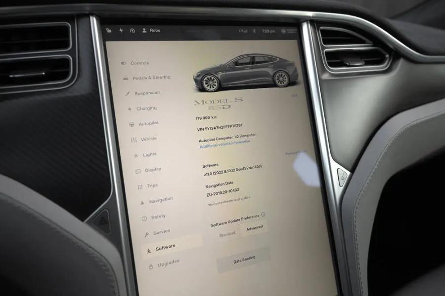 Pelēks Tesla Model S 2015 Jelgava, ar dzinēja tilpumu 0.00 L un nobraukumu 180 tūkst. km par 14750 €, foto 17 vietnē AUTOMOTO.COM.LV
