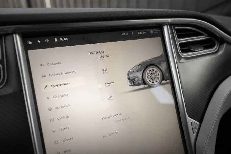 Pelēks Tesla Model S 2015 Jelgava, ar dzinēja tilpumu 0.00 L un nobraukumu 180 tūkst. km par 14750 €, foto 18 vietnē AUTOMOTO.COM.LV