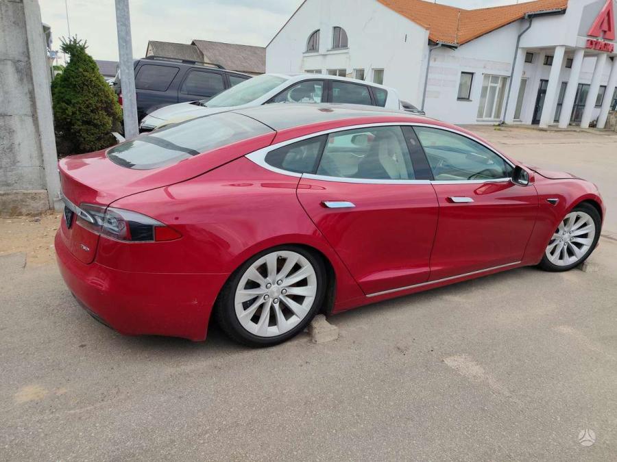 Grey Tesla Model S 2015 in Taurage, with an engine capacity of 0.00 L and mileage of 93 thousand km for 8950 €, photo 4 on AUTOMOTO.COM.LV