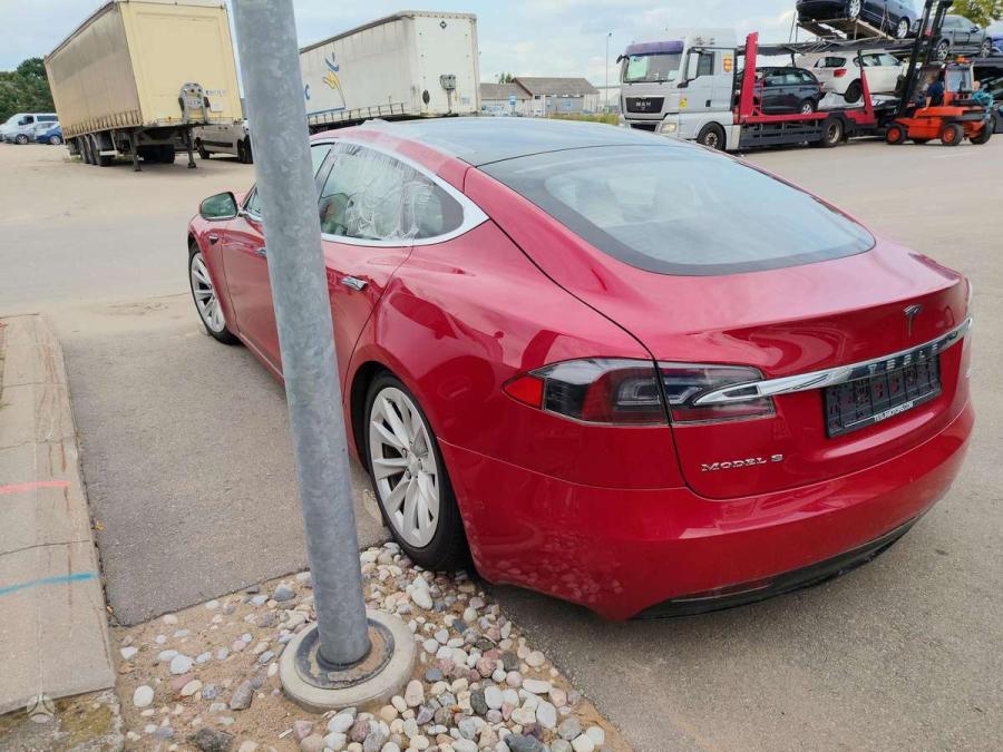 Grey Tesla Model S 2015 in Taurage, with an engine capacity of 0.00 L and mileage of 93 thousand km for 8950 €, photo 6 on AUTOMOTO.COM.LV