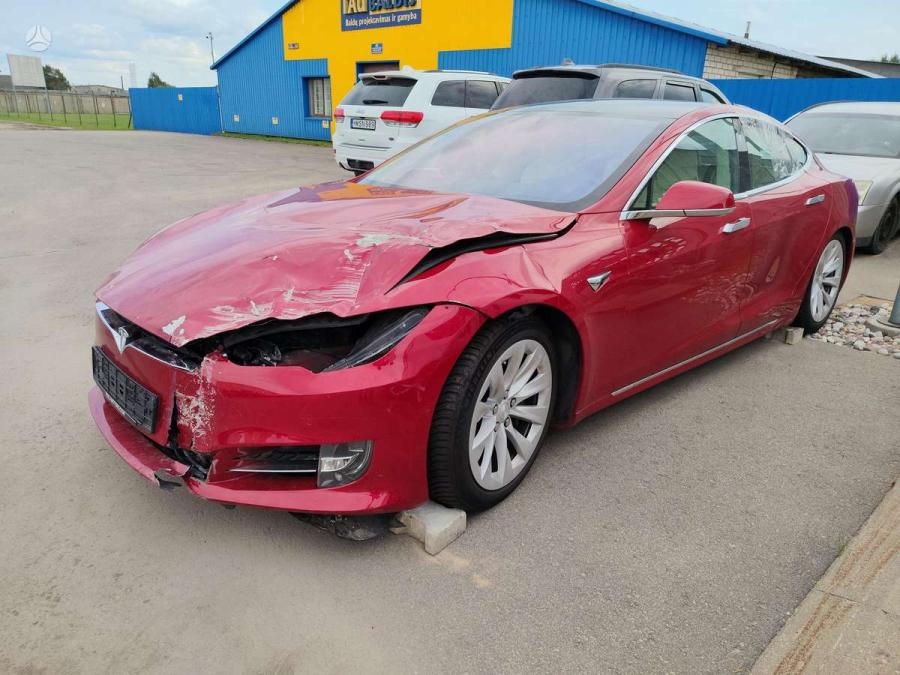 Grey Tesla Model S 2015 in Taurage, with an engine capacity of 0.00 L and mileage of 93 thousand km for 8950 €, photo 7 on AUTOMOTO.COM.LV