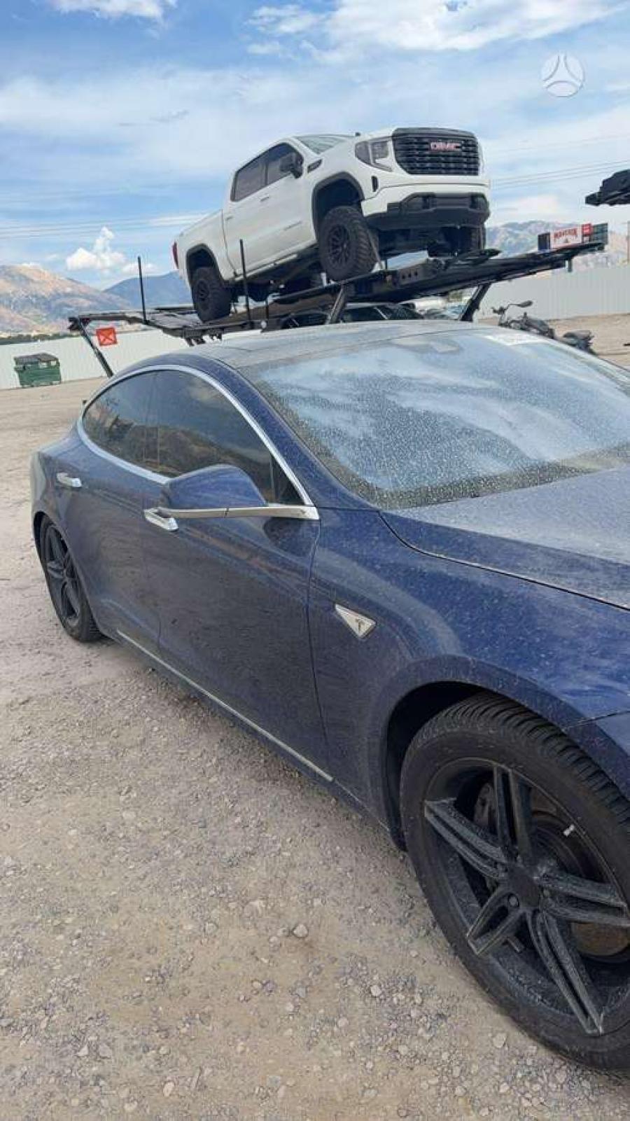 Grey Tesla Model S 2015 in Taurage, with an engine capacity of 0.00 L and mileage of 184 thousand km for 12250 €, photo 15 on AUTOMOTO.COM.LV