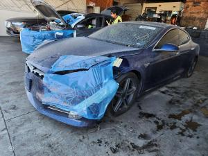 Grey Tesla Model S 2015 in Taurage, with an engine capacity of 0.00 L and mileage of 184 thousand km for 12250 €, photo 22 on AUTOMOTO.COM.LV