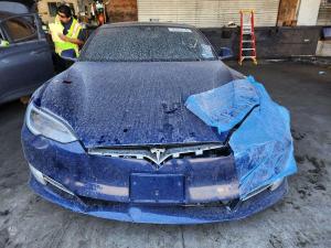 Grey Tesla Model S 2015 in Taurage, with an engine capacity of 0.00 L and mileage of 184 thousand km for 12250 €, photo 25 on AUTOMOTO.COM.LV