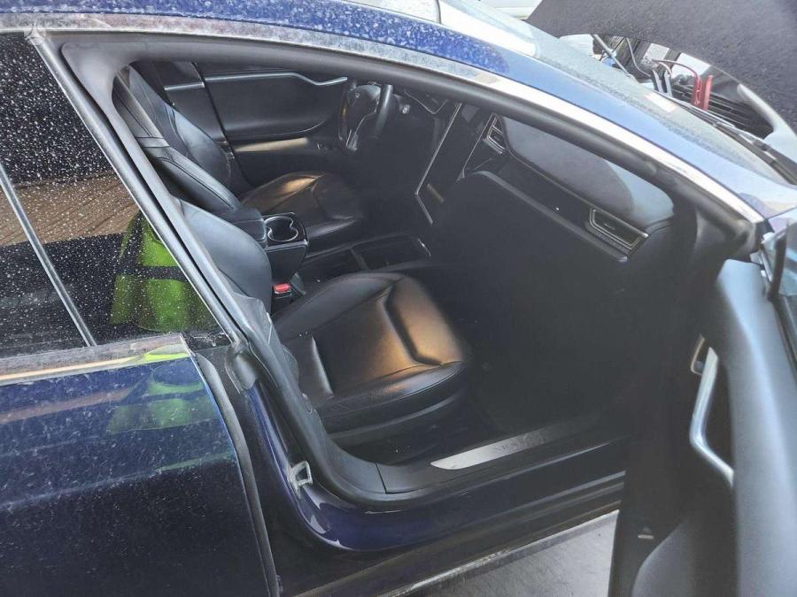 Grey Tesla Model S 2015 in Taurage, with an engine capacity of 0.00 L and mileage of 184 thousand km for 12250 €, photo 27 on AUTOMOTO.COM.LV