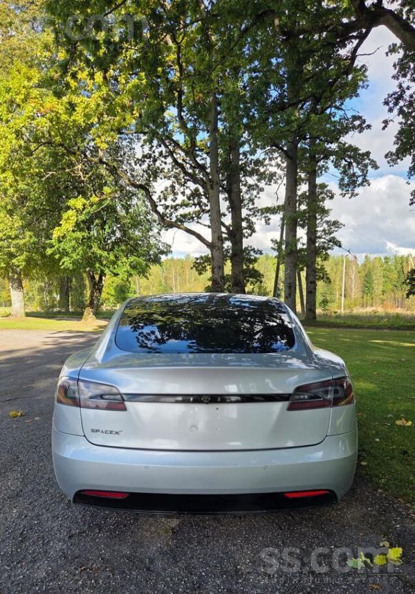 Grey Tesla Model S 2016 in Riga, with an engine capacity of 0.00 L and mileage of 214 thousand km for 16700 €, photo 3 on AUTOMOTO.COM.LV