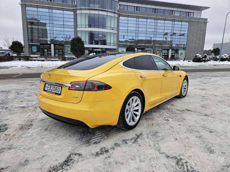 Grey Tesla Model S 2017 in Vilnius, with an engine capacity of 0.00 L and mileage of 144 thousand km for 19999 €, photo 9 on AUTOMOTO.COM.LV