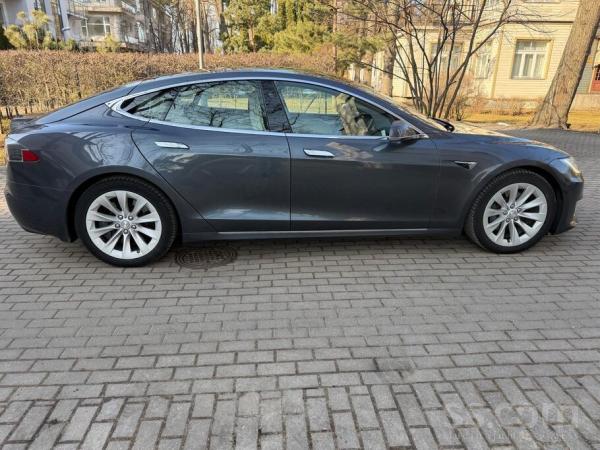 Grey Tesla Model S 2017 in Jurmala, with an engine capacity of 0.00 L and mileage of 168 thousand km for 16999 €, photo 4 on AUTOMOTO.COM.LV