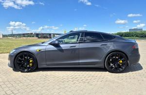 Grey Tesla Model S 2017 in Kaunas, with an engine capacity of 0.00 L and mileage of 147 thousand km for 17999 €, photo  on AUTOMOTO.COM.LV