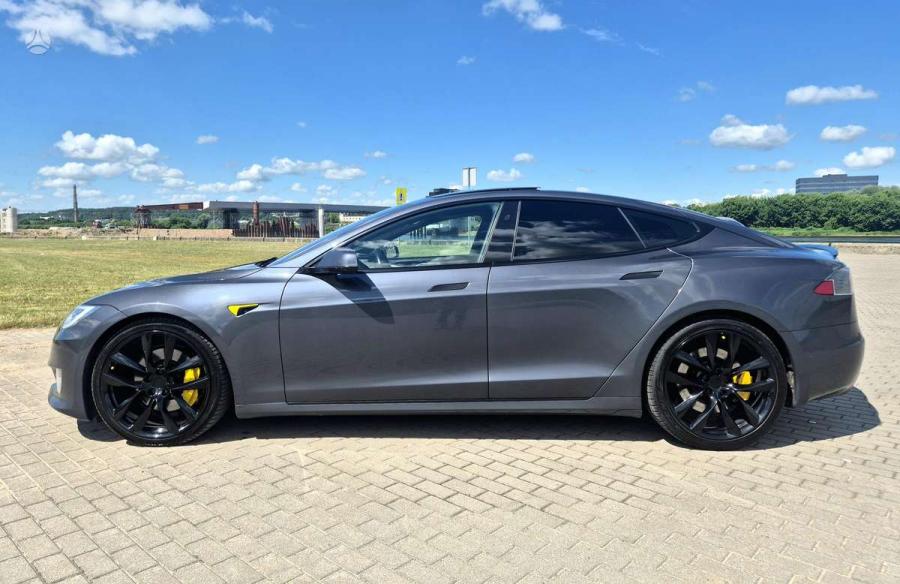 Grey Tesla Model S 2017 in Kaunas, with an engine capacity of 0.00 L and mileage of 147 thousand km for 17999 €, photo 1 on AUTOMOTO.COM.LV